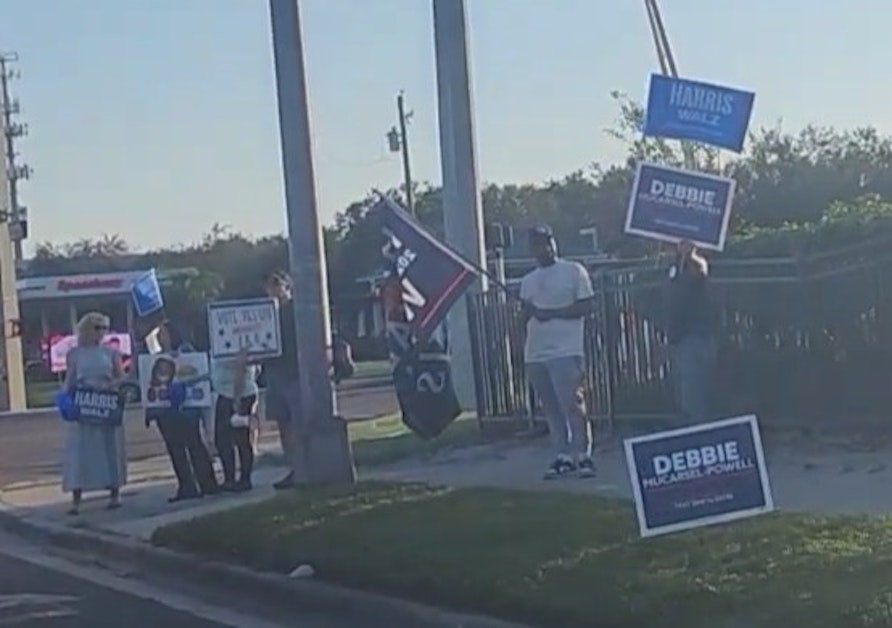 Latinos y amigos Sign-waving por Harris y Mas · Pinellas County Democrats